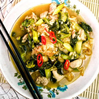 Rad Na - stir-fried rice noodles with gravy (authentic Thai recipe)