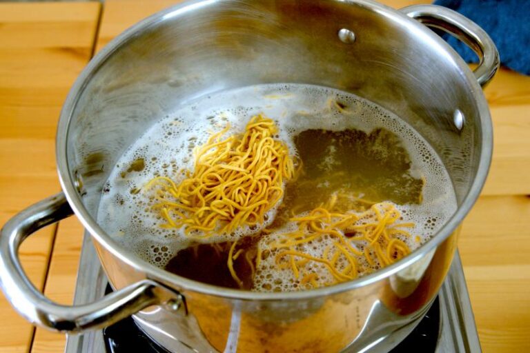 Yi Mein (yee mee / 伊面) - Cantonese noodles recipe - Taste Of Asian Food